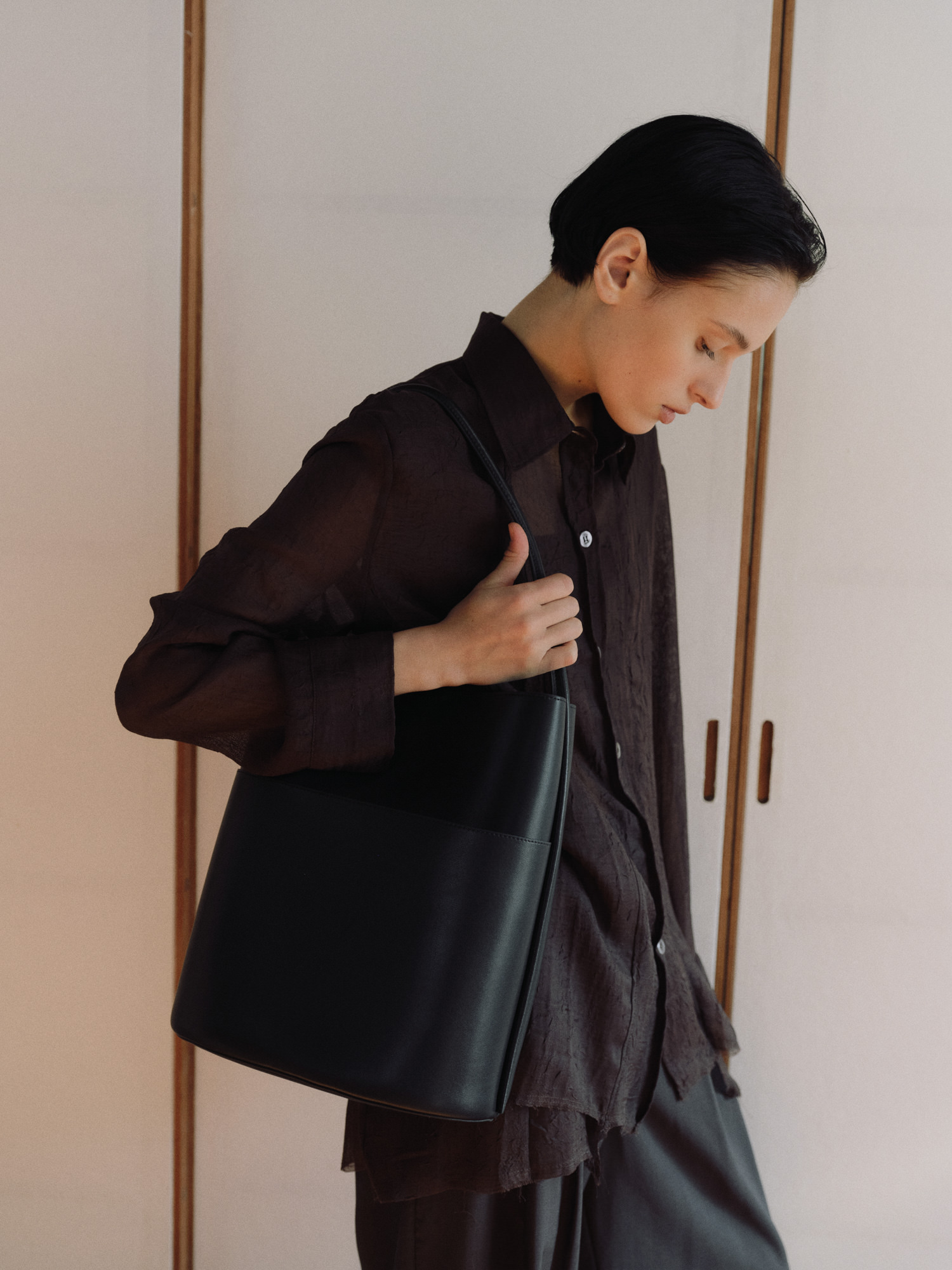 ROH SEOUL STORE - Large Mug shoulder bag Black - ROH SEOUL ROH SEOUL STORE - Large Mug shoulder bag Black - ROH SEOUL